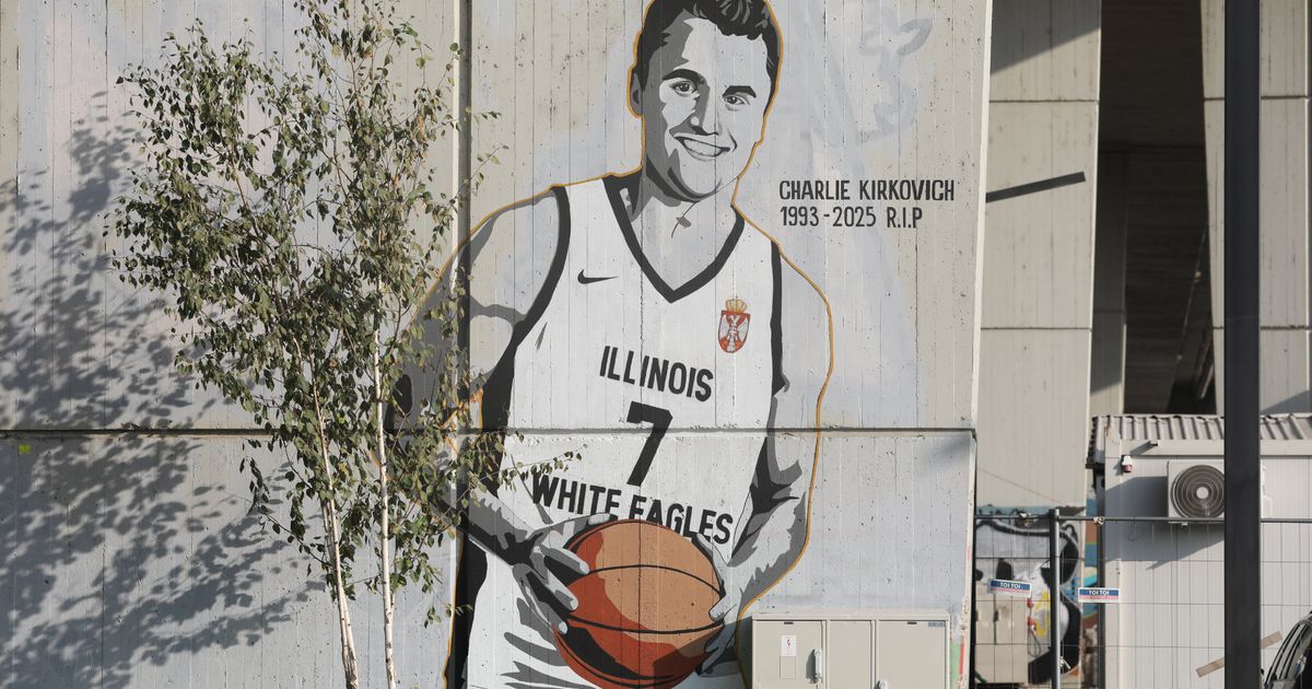 Mural posvećen Čarliju Kirku u centru Beograda: Pored je napisana ...