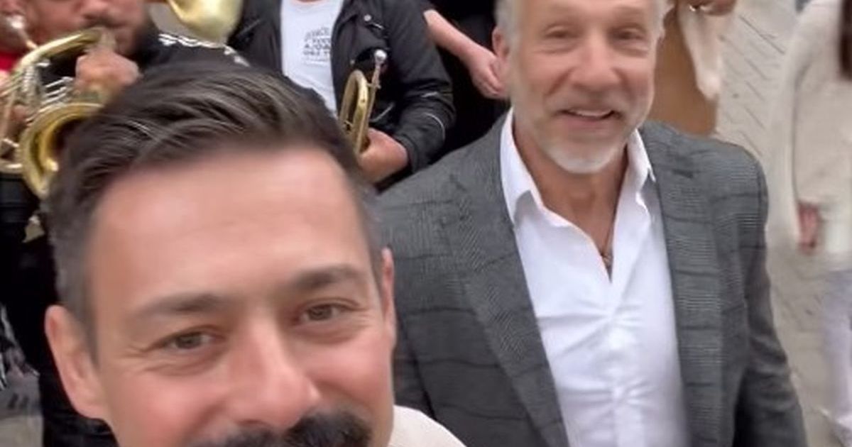 "Gračanica sva u sjaju" Milan Vasić uz trubače i Milana Kalinića proslavio krštenje sina na ...