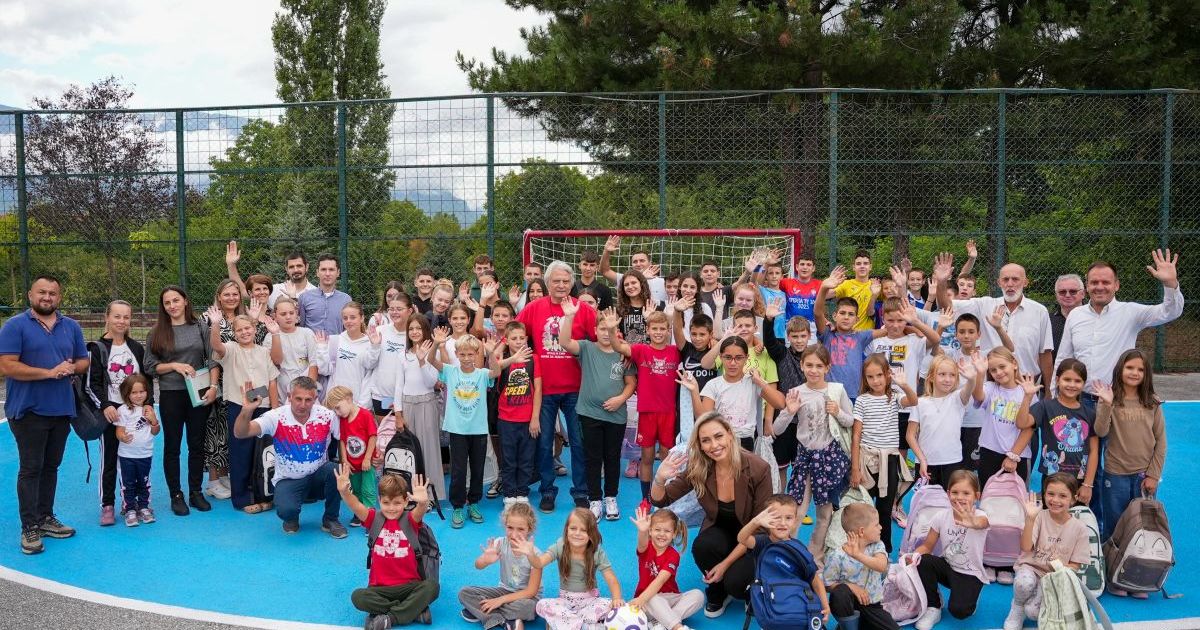 PEĆ U SRCU, SRCE U PEĆI – Dule Savić obradovao mališane na Kosovu i Metohiji - Telegraf.rs