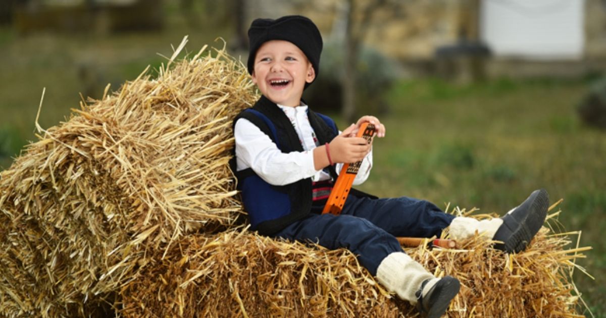 Ne ume sve reči da izgovori, ali zna sve korake kola: Vule (3) iz ...