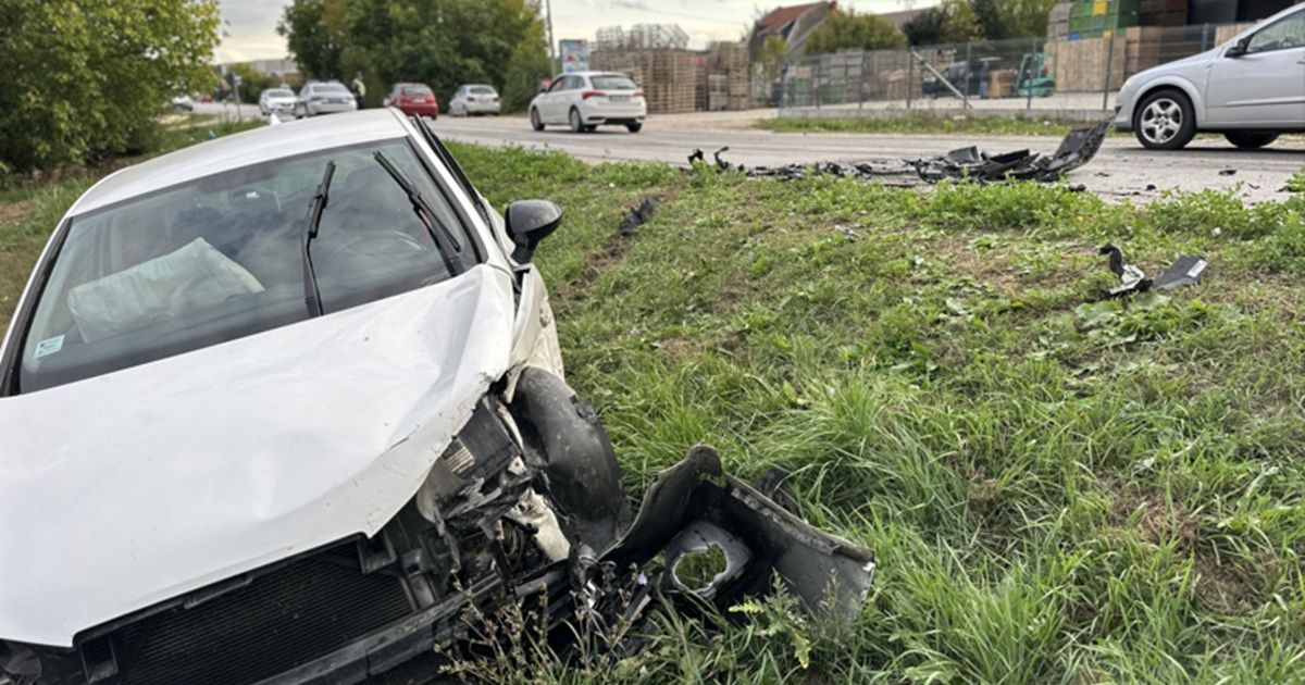 Sudar je bio toliko jak da su vozila potpuno smrskana; Dve osobe povređene na starom putu Čačak ...