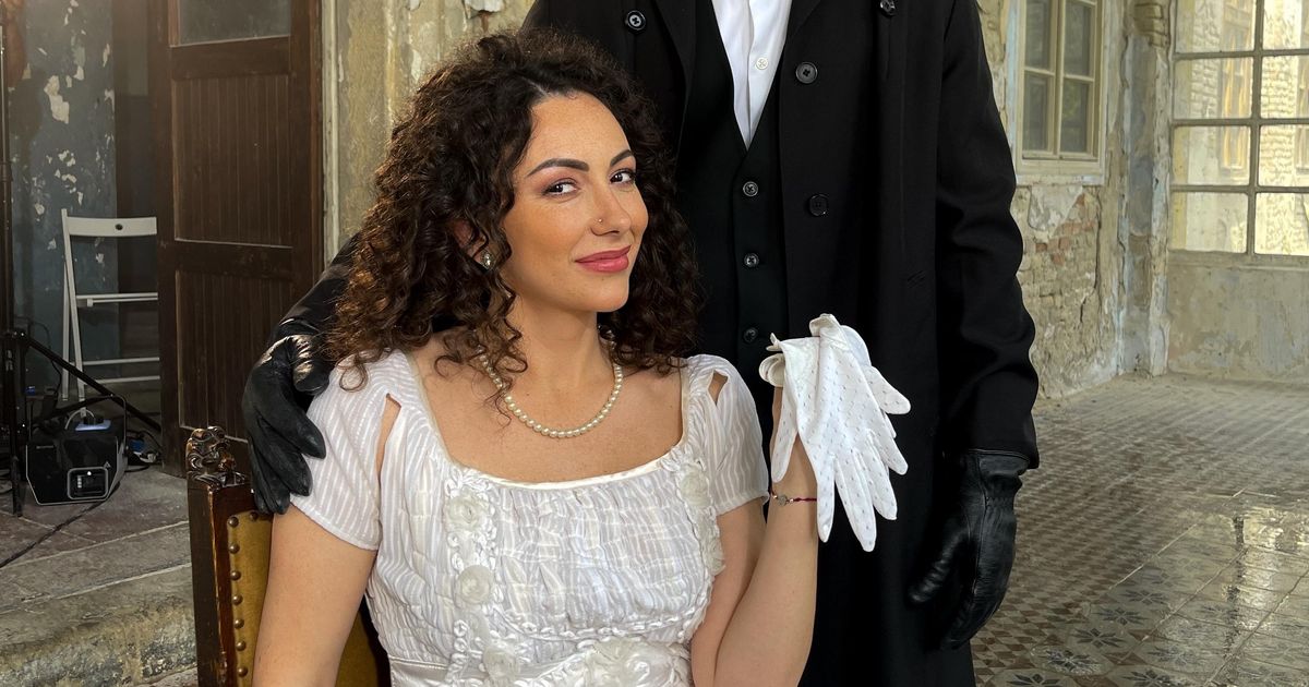 Žena člana Lexington benda u venčanici u zagrljaju drugog muškarca ...