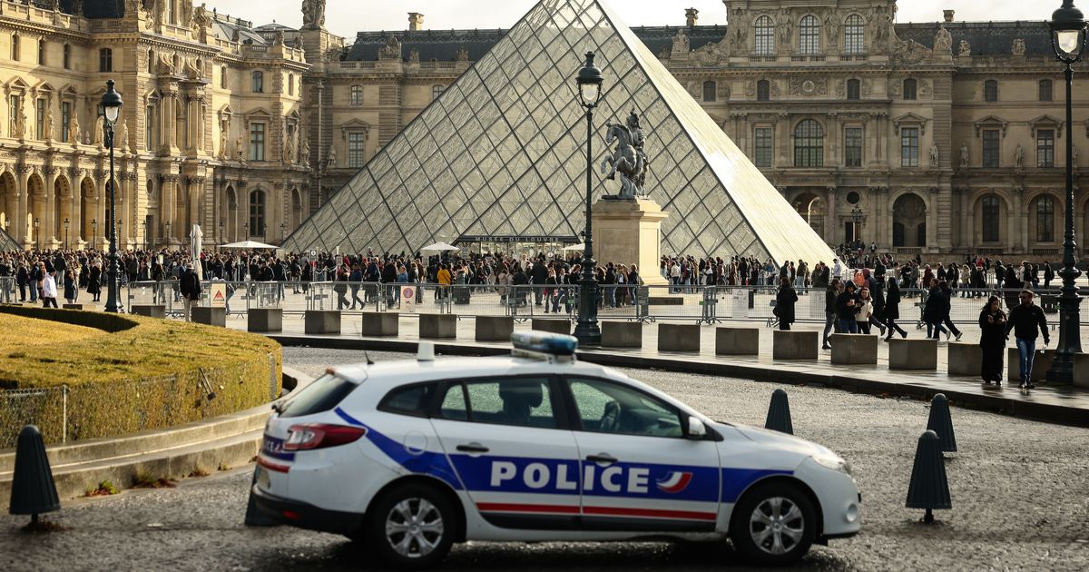 NOVA DRAMA U LUVRU Mladići se približili Mona Lizi, pa uradili nešto ...