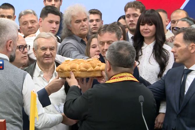 Prenos iz prostorija SNS: Stranka slavi Svetu Petku, evo ko je ovogodišnji domaćin - Vesti ...