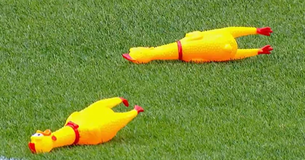 Kad mislite da ste sve videli: Navijači Boke gađali fudbalere Rivera ...