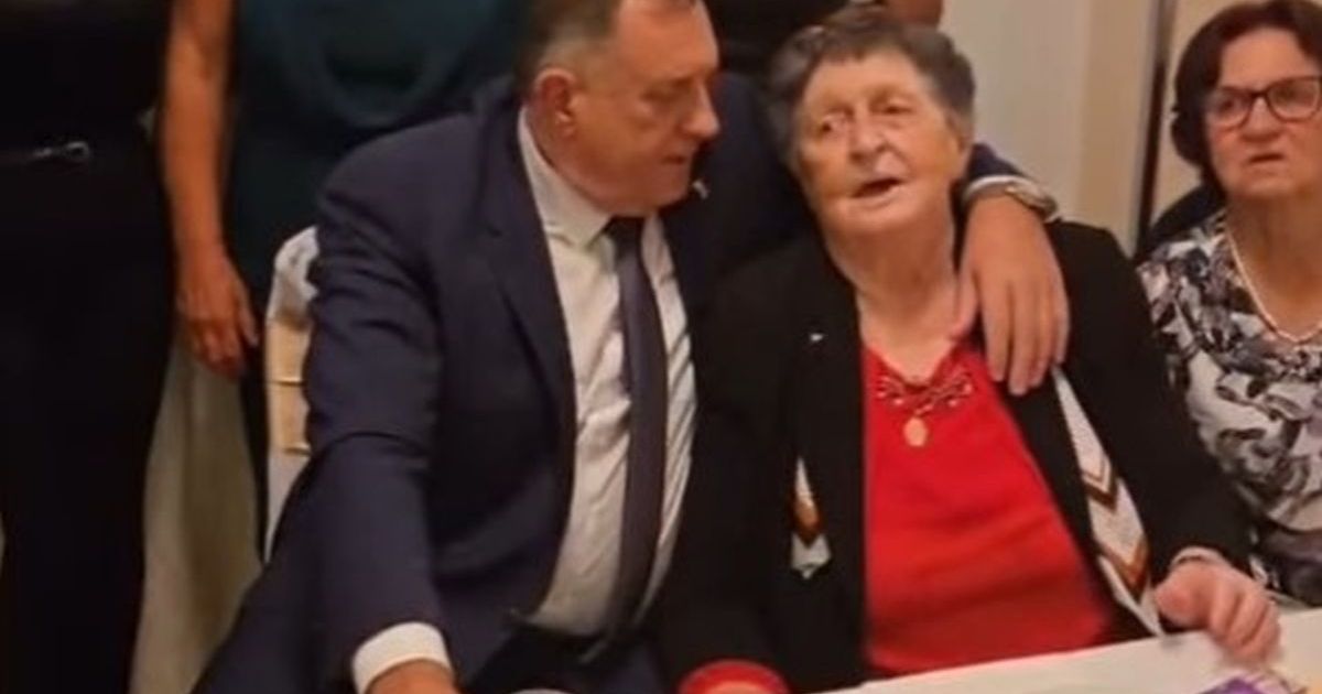 Milorad Dodik čvrsto grli majku, zapevao, a Mira mu se pridružila - Telegraf.rs