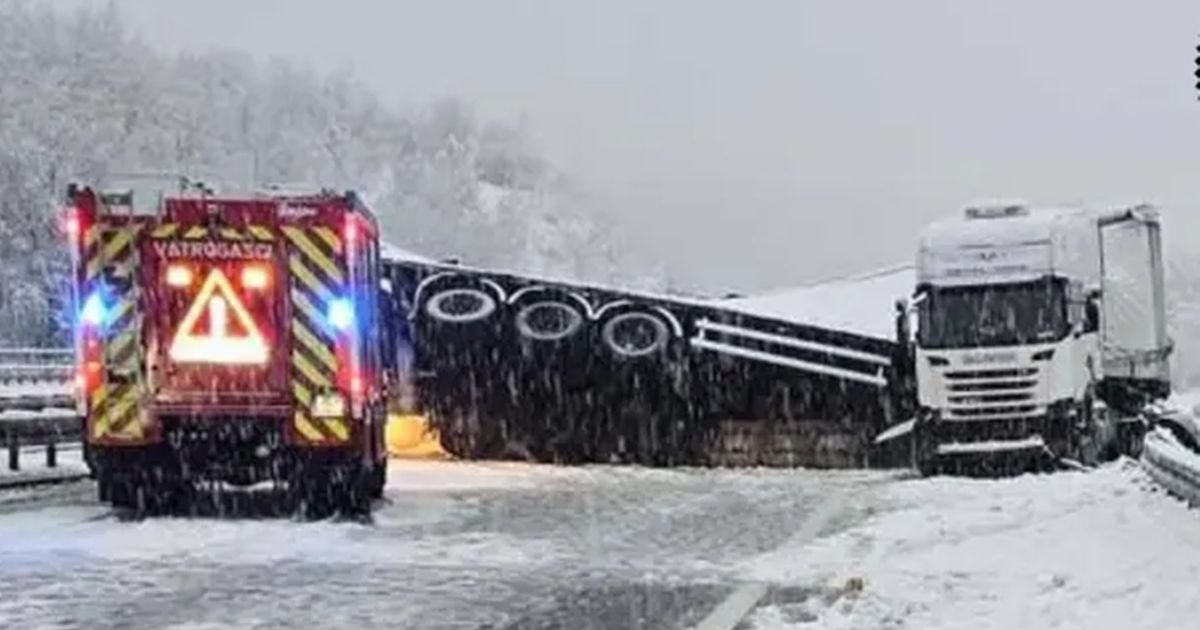Sneg napravio haos u Hrvatskoj: Kamion se prevrnuo kod Ogulina, prekinut saobraćaj, vozila se ...