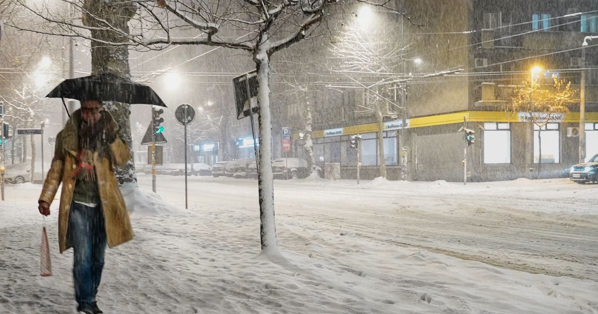 Zabeleo se i Kragujevac! Neverovatna slika: Sneg ne prestaje da pada u ...