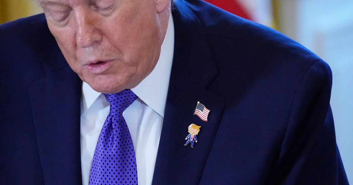 Stil Predsednik Amerike nosi bedž sa sopstvenim likom: "Ovo je srećni ...
