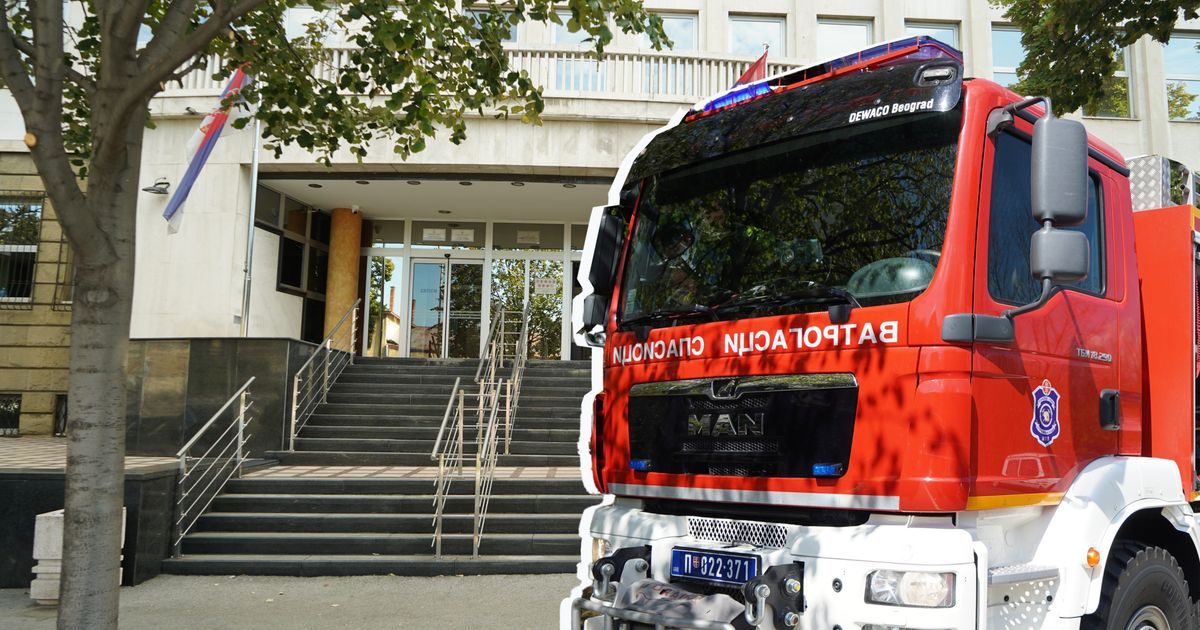 THICK SMOKE SPREADS FROM ROOF OF SPECIAL COURT IN BELGRADE: Everyone ...