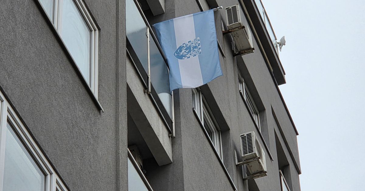 Čudna zastava zavijorila se u Novom Sadu! Svi gledaju balkon u Maksima ...