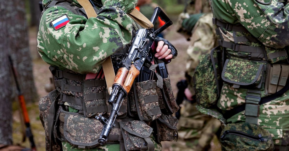 UŽASAN SNIMAK Vojnike u donjem vešu vezali naglavačke za drvo jer neće ...