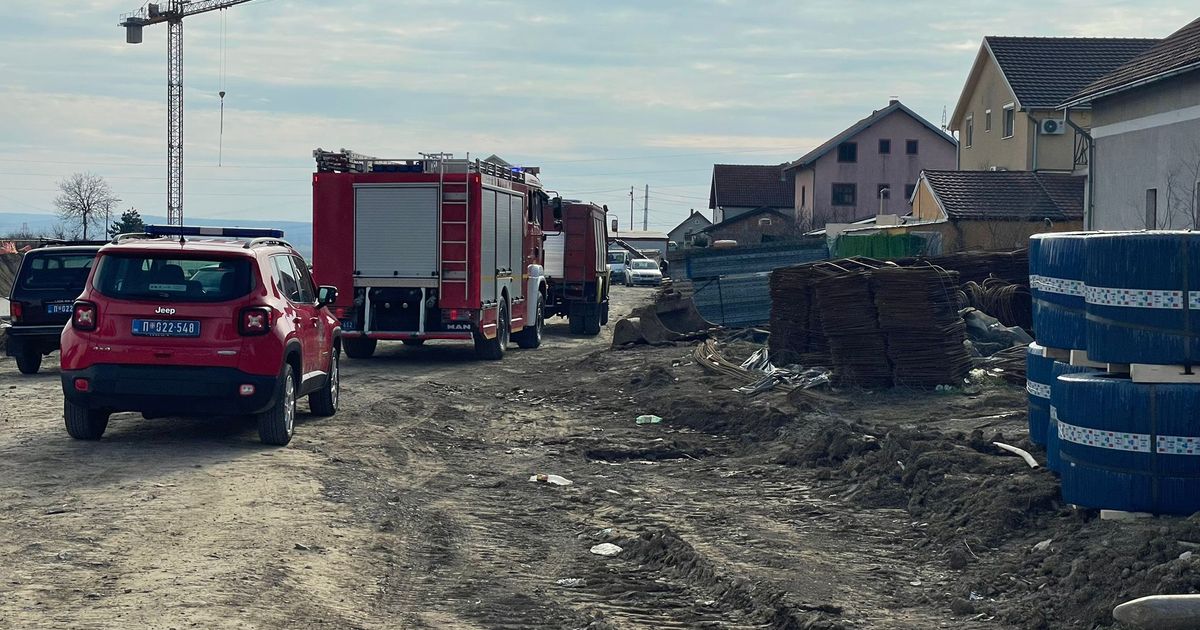 PRVE SLIKE IZ SURČINA: Pao kran i zakačio radnika! Vatrogasci, hitna i ...