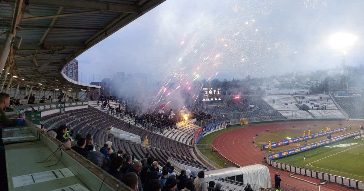 Grobari "pogrejali" atmosferu u Humskoj pred derbi sa Zvezdom: Veliki ...