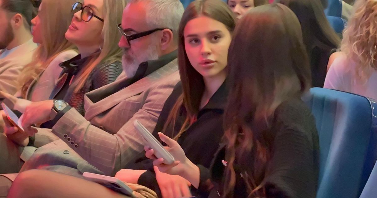 Mlađa Čolina ćerka stigla na koncert Jakova Jozinovića! Lara sva u ...