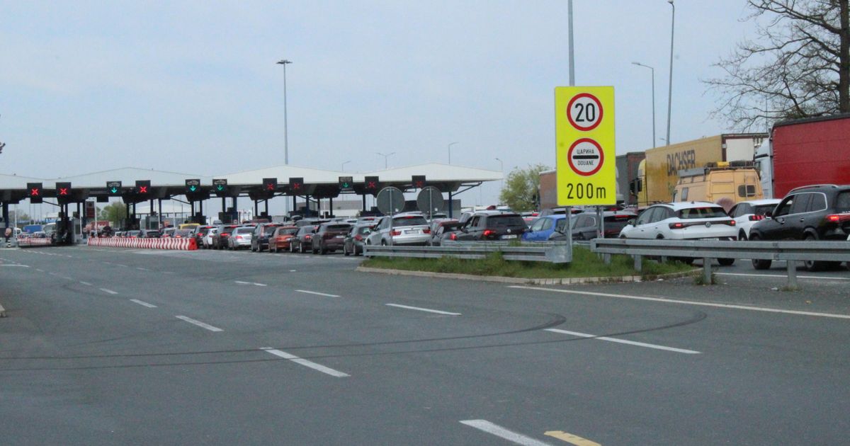 Teretnjaci čekaju sat vremena na izlazu iz Srbije na Sremskoj Rači ...