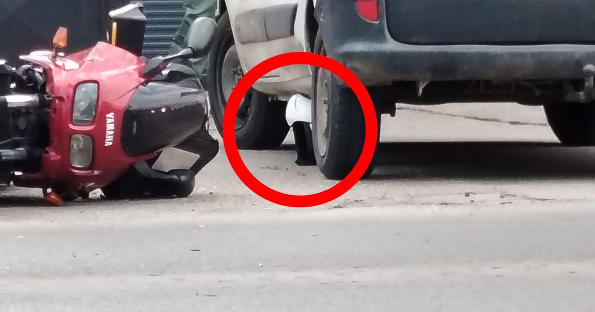 NAJPOTRESNIJA SLIKA IZ BATAJNICE: Kaciga mladića ostala pod točkovima ...