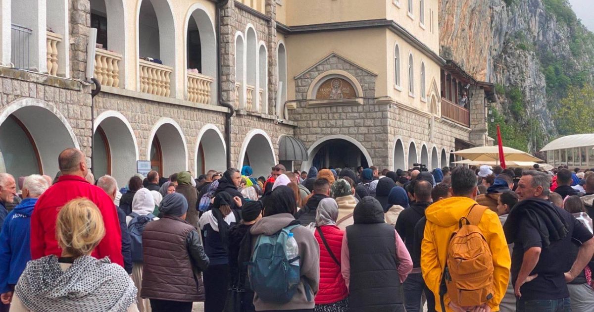 Svi putevi danas vode ka manastiru Ostrog: Hiljade mladih pešačilo ...
