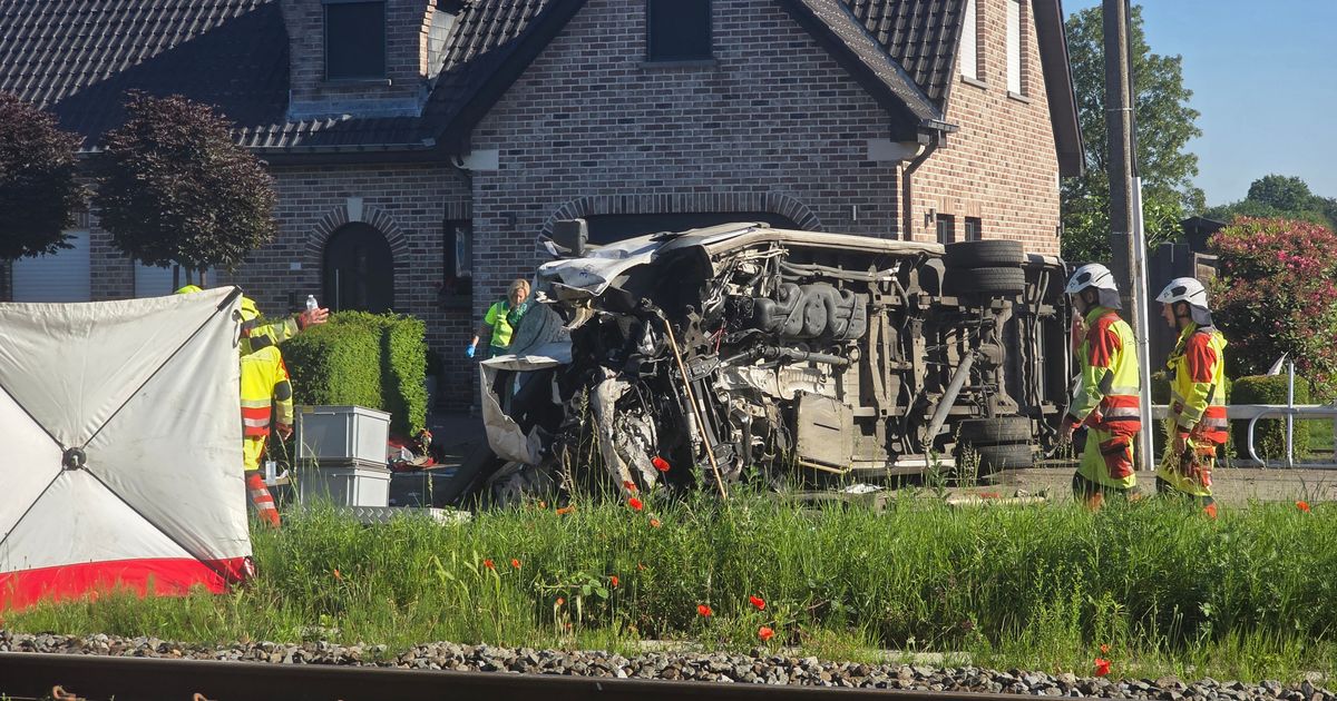 Prve slike nesreće u Belgiji! Minibus prevrnut, spasioci izvlače ...