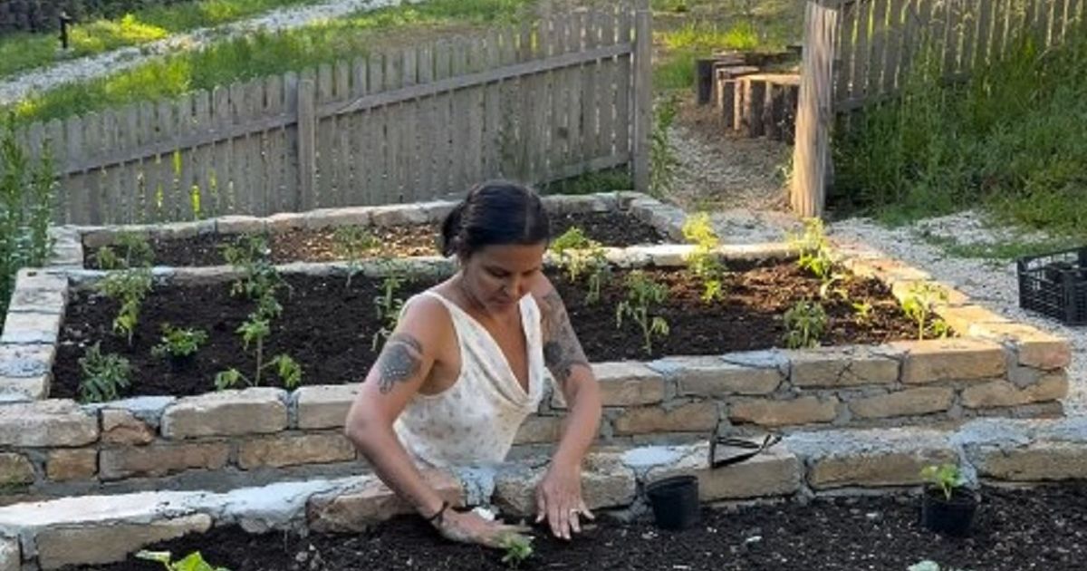 Elena Karić pokazala svoj raj na Kosmaju: Sadi bilčje u raskošnom vrtu ...