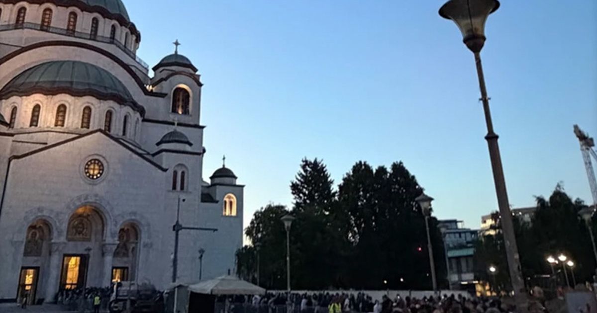 Poznata Stpkinja se onesvestila iapred Hrama, nekoliko sati stajala u ...