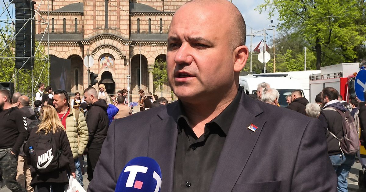 Predsednik Opštine Pljevlja ispred manastira pevao srpske pesme, pa ...