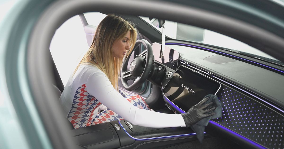 Lepa Mina dokazala da autoindustrija nije samo za muškarce: Od običnog ...