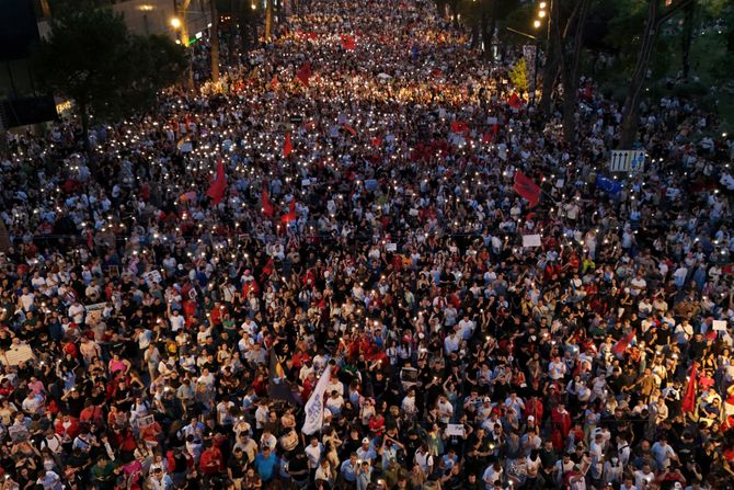 FLAMINGO REVOLUCIJA Najmasovniji protest u Tirani do sada: Svi protiv ...