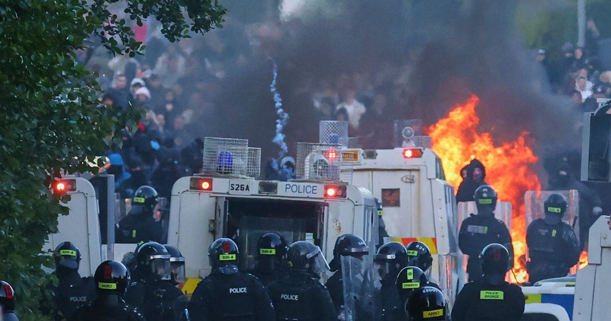 VATRA I BES! Ne prestaje haos u Belfastu: Paljevine na sve strane ...