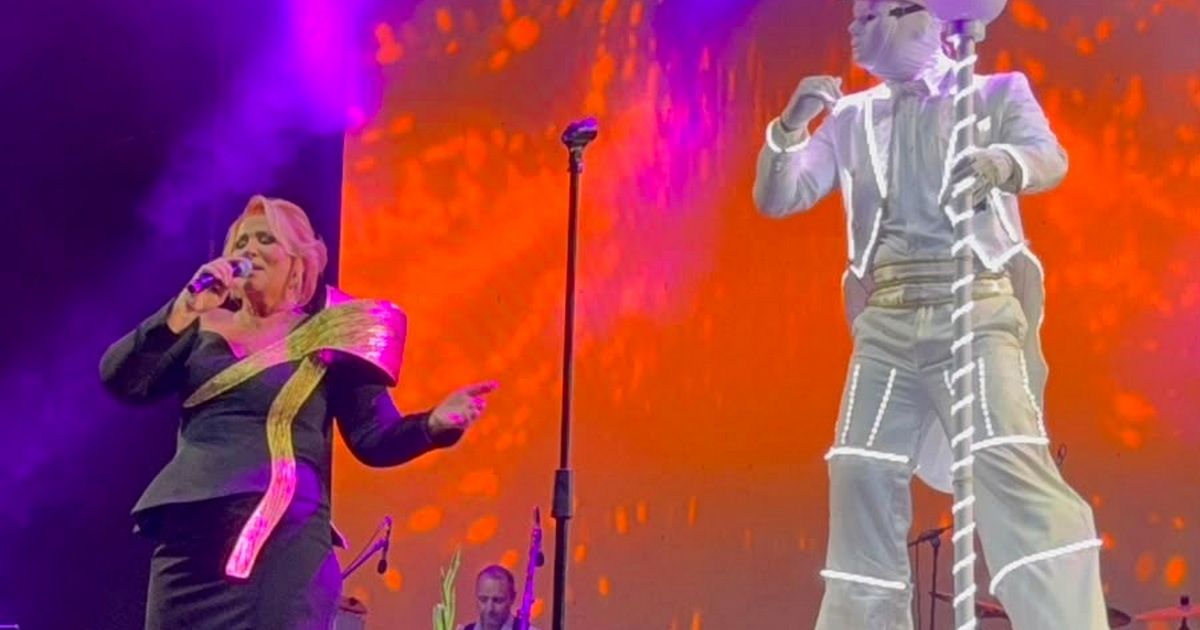Neobična maskota i mlazevi vatre na sceni: Ćana započela koncert ...