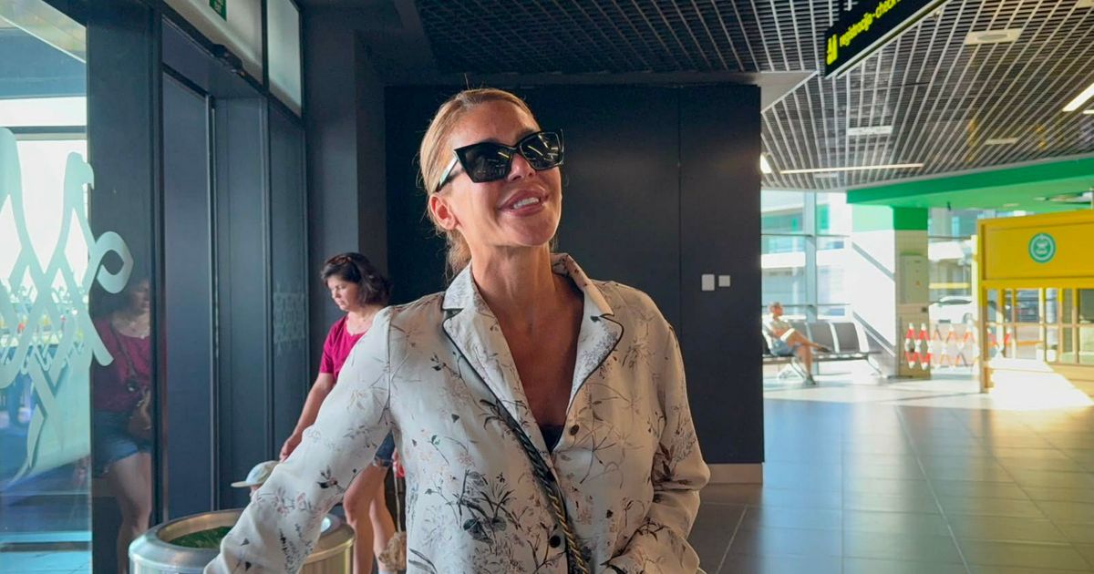 Marina Visković u pidžami! Pevačica sletela u Beograd u opuštenom ...