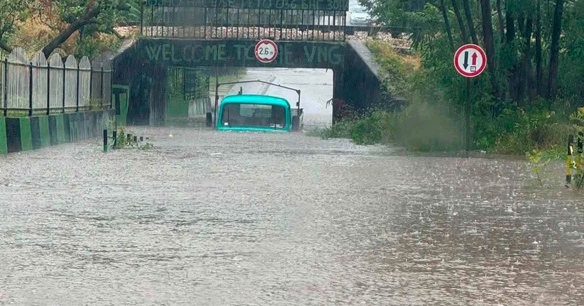 Čovek zarobljen ispod podvožnjaka, od poplave nema kud: Nevreme ...